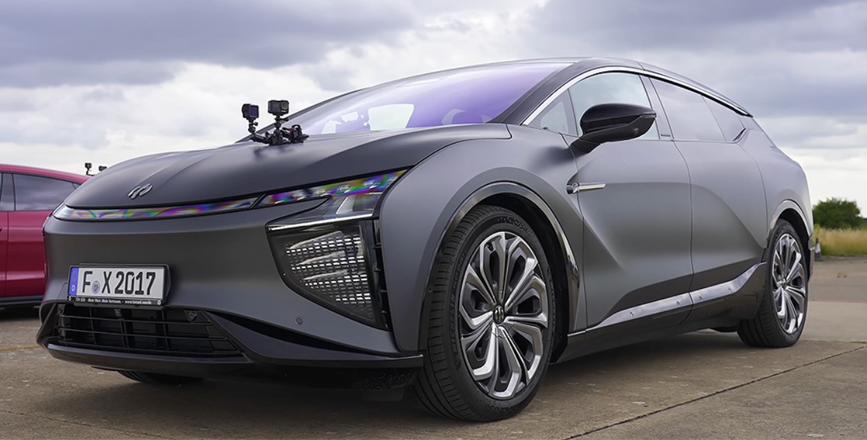 Відео – Porsche Taycan GTS та BMW iX M60 проти HiPhi Z та HiPhi X